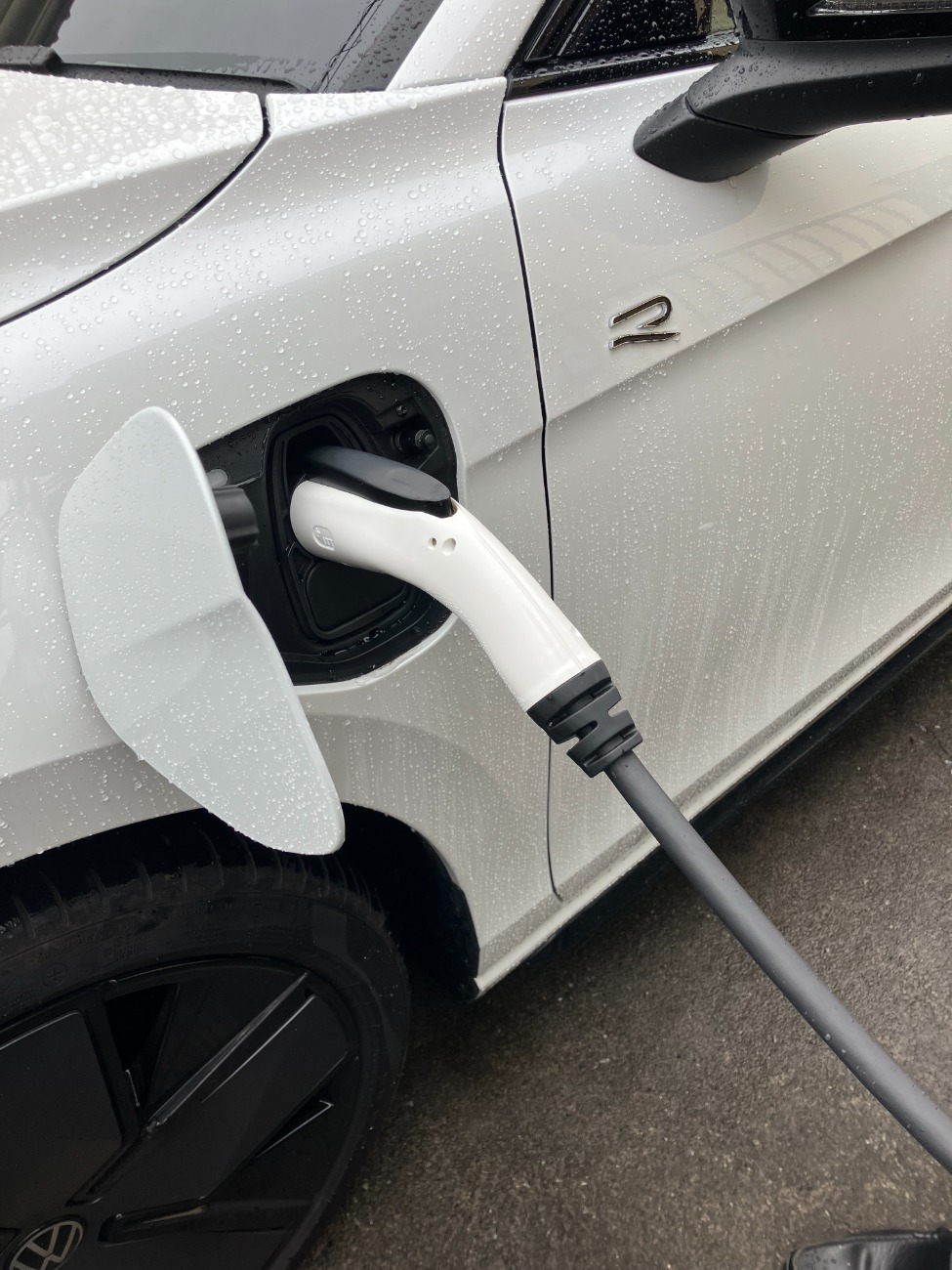 EV充電は雨の日でも安全なの？ | EV充電 チャージコネクト CHARGE CONNECT